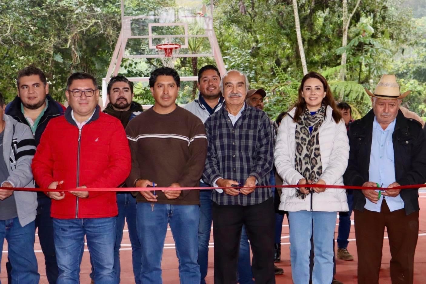Gobierno de Cuetzalan inauguró la construcción de techado